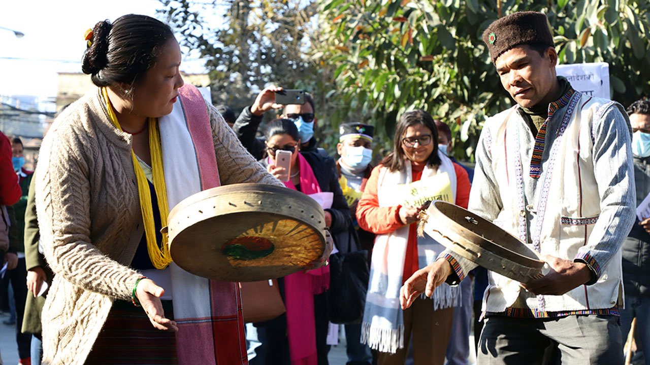 प्रतिनिधिसभा विघटनविरुद्ध माइतीघरमा डम्फु बजाएर विरोध (फोटोफिचर)