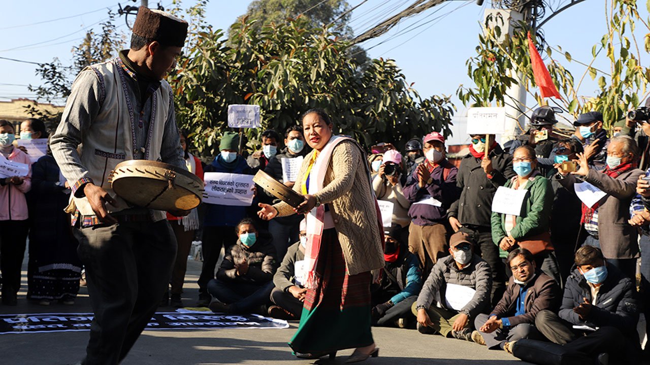 प्रतिनिधिसभा विघटनविरुद्ध माइतीघरमा डम्फु बजाएर विरोध (फोटोफिचर)