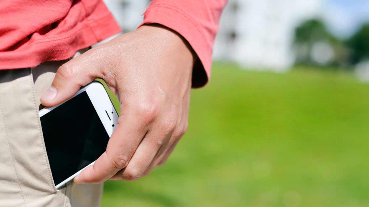 मोबाइल खल्तीमा राख्नुहुन्छ ? बाँझोपन निम्त्याउन सक्छ