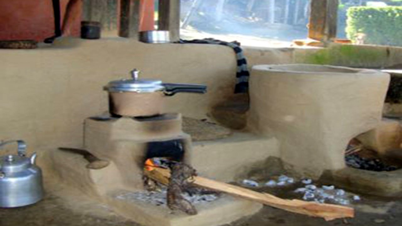 मुसहर बस्तीमा सुधारिएको चुलो वितरण