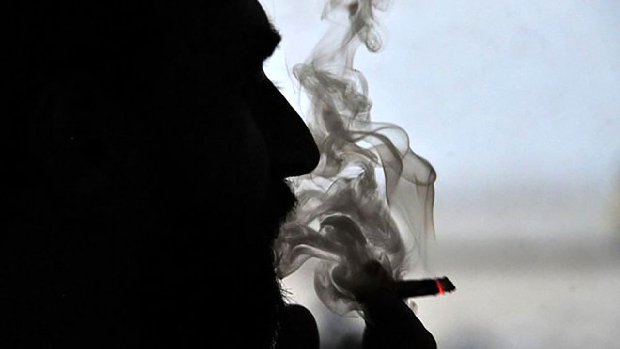 १७ नलाग्दै चुरोट र सुर्तीको लत, सार्वजनिकस्थलमा सेवन गरे कारवाही